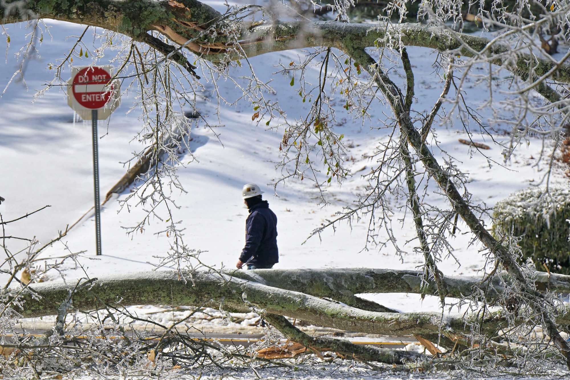 Mississippi Shivers Under Ice as Long Recovery Looms